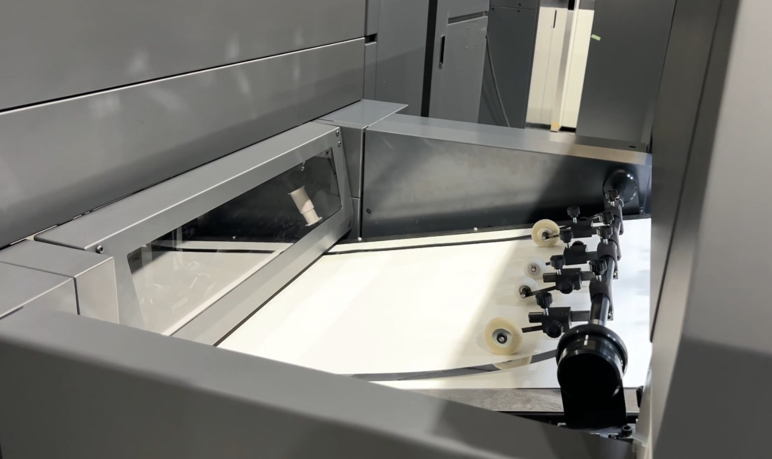 Komori J-throne 29 B2+ UV Inkjet Press